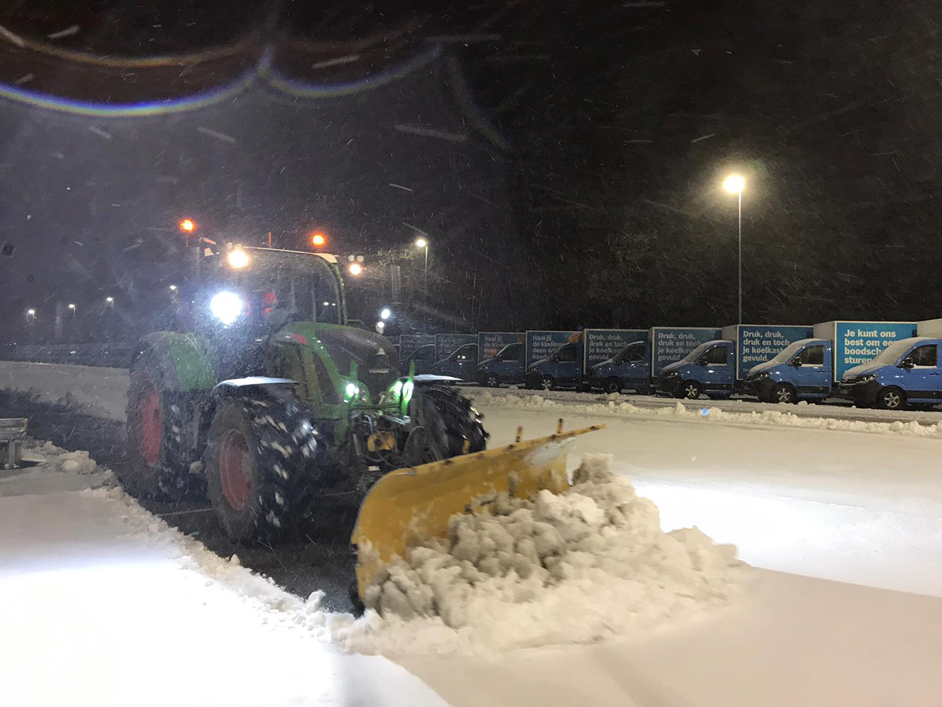 Sneeuw vegen en strooien - De Roos Services